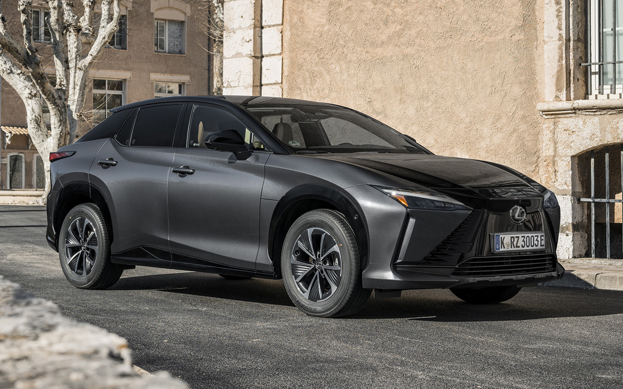 Lexus RZ450e eller RZ300e - priser & anmeldelse (2024) | bilmagasinet.dk