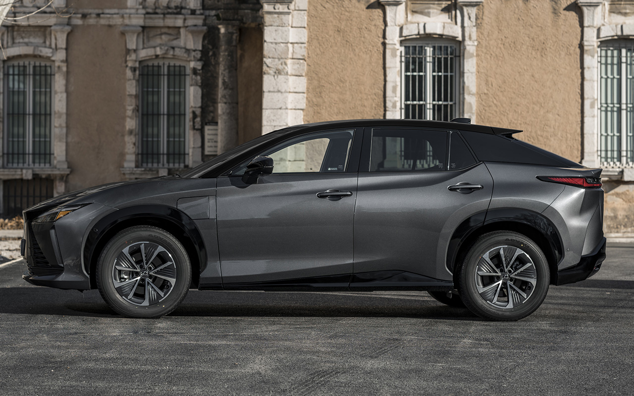 Lexus RZ450e eller RZ300e - priser & anmeldelse (2024) | bilmagasinet.dk