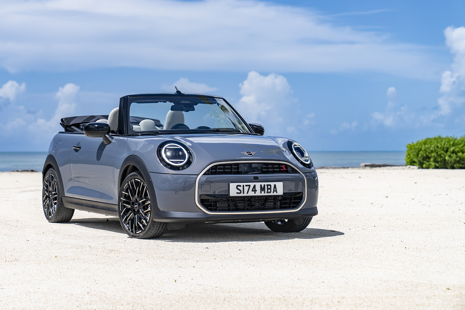 Mini Cooper Cabriolet (2025) kører på benzin | bilmagasinet.dk