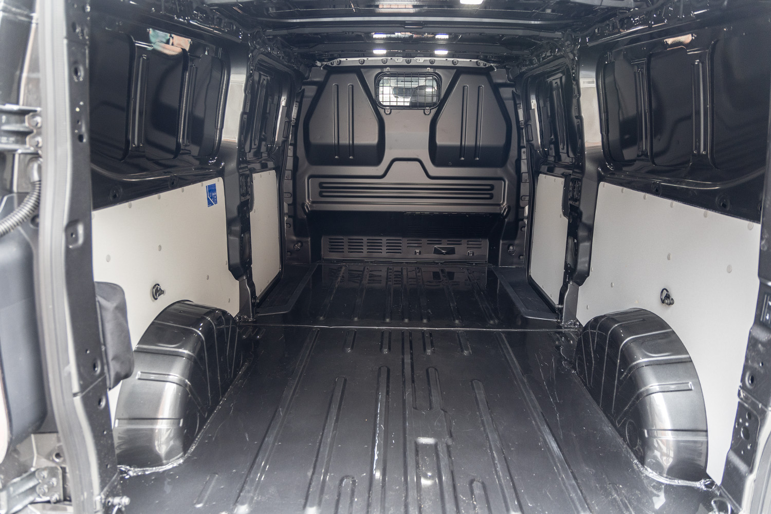 VW e-Transporter test (2026): Længere rækkevidde og firehjulstræk ...