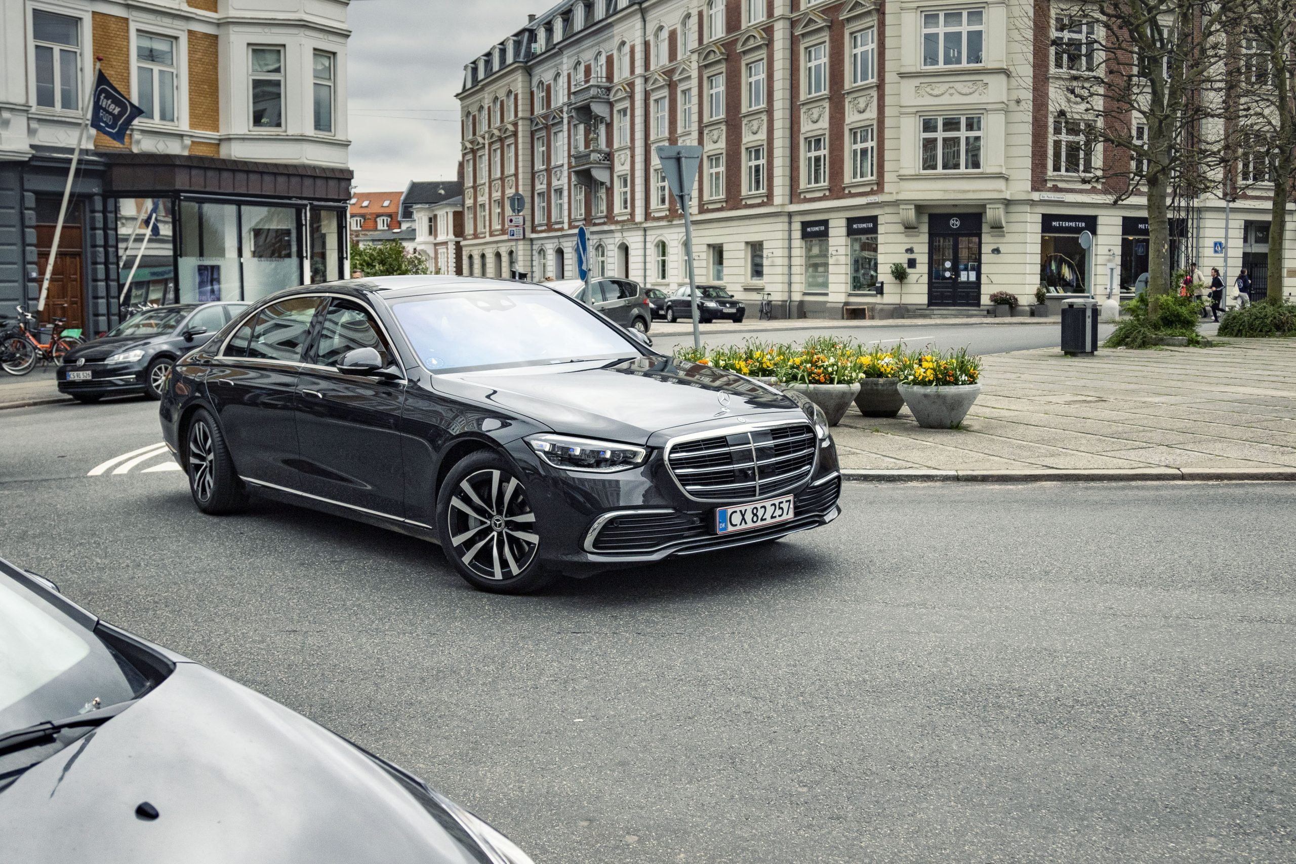 Test: S-klassen er en limo med teknologiske overarme | bilmagasinet.dk