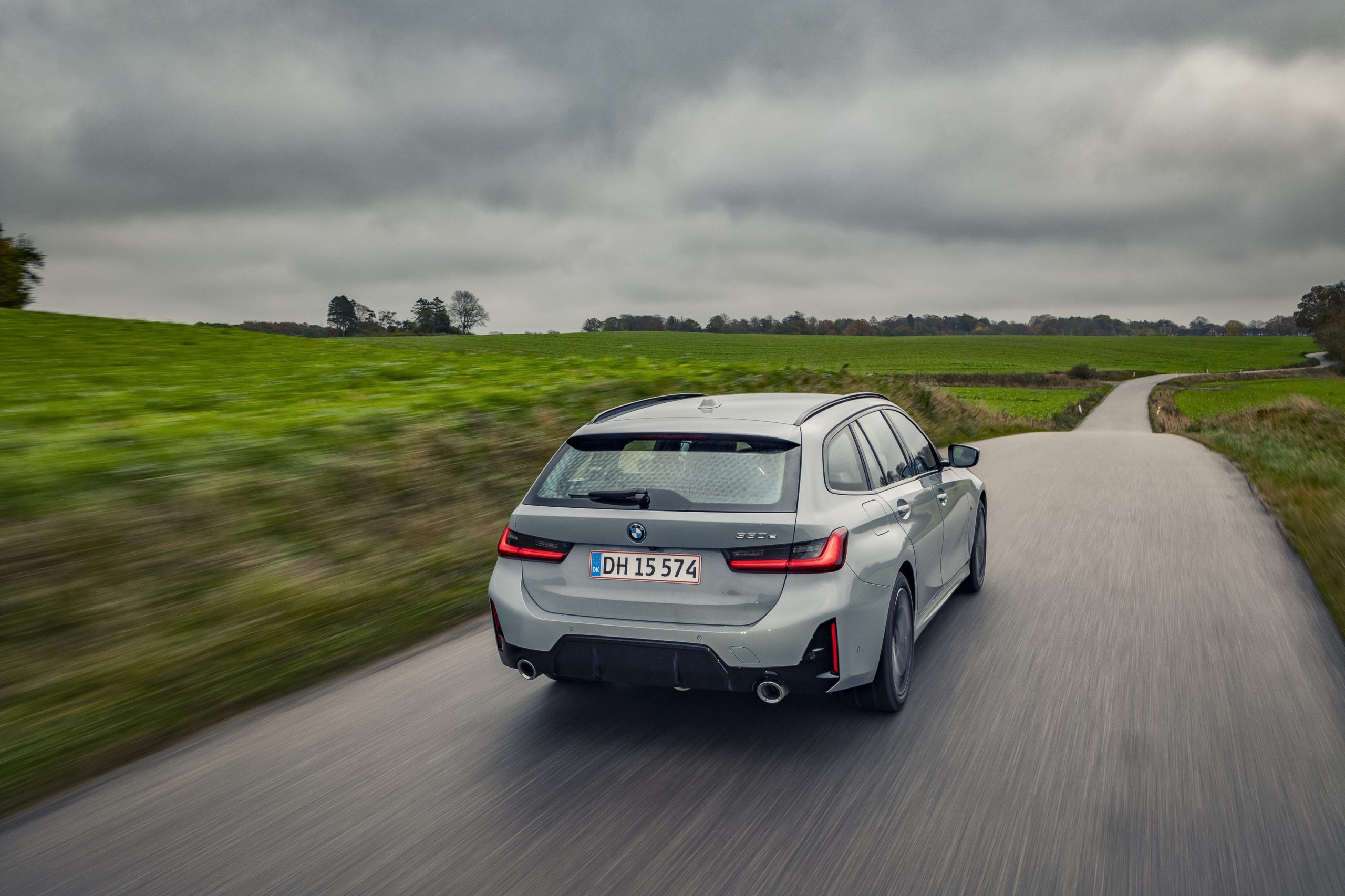 Test af BMW 330e og Mercedes C300e | bilmagasinet.dk