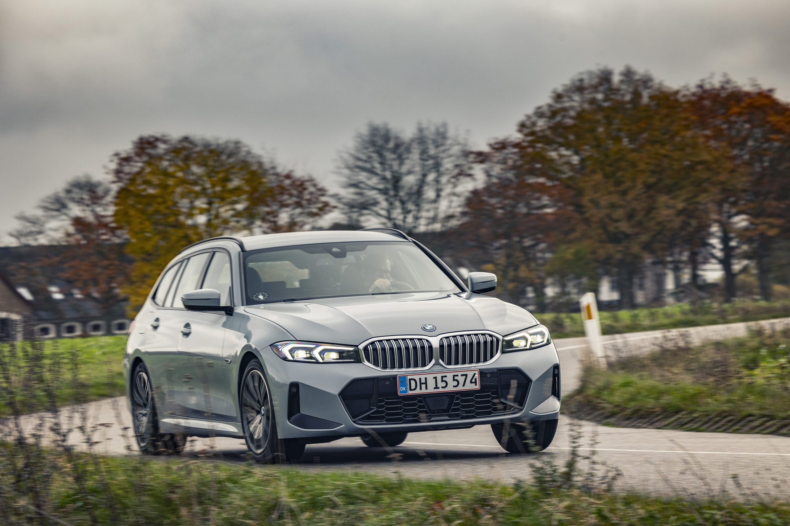 Test af BMW 330e og Mercedes C300e | bilmagasinet.dk