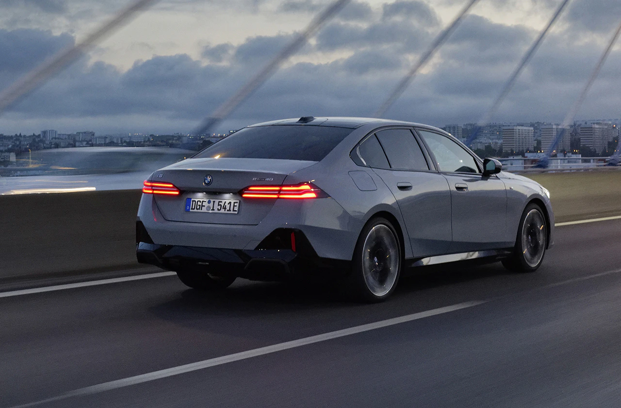 BMW i5: Test og anmeldelse af den elektriske luksussedan | bilmagasinet.dk