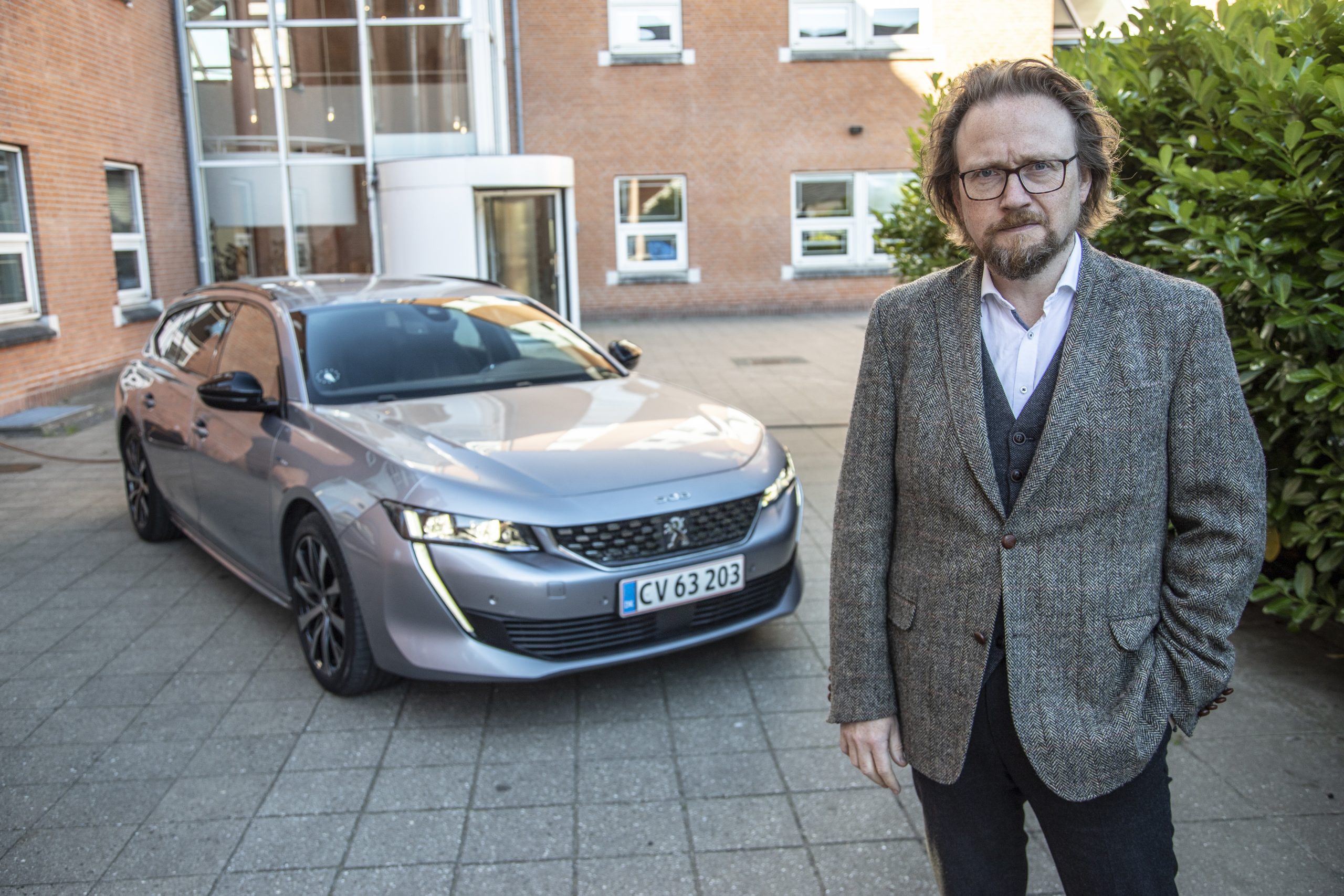 Lars er holdt op med at lade på sin hybridbil: Det er alt for dyrt ...