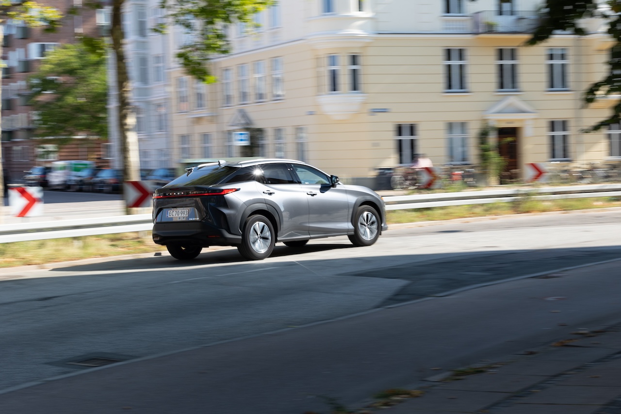 Lexus RZ 300e: Test, rækkevidde & pris | bilmagasinet.dk