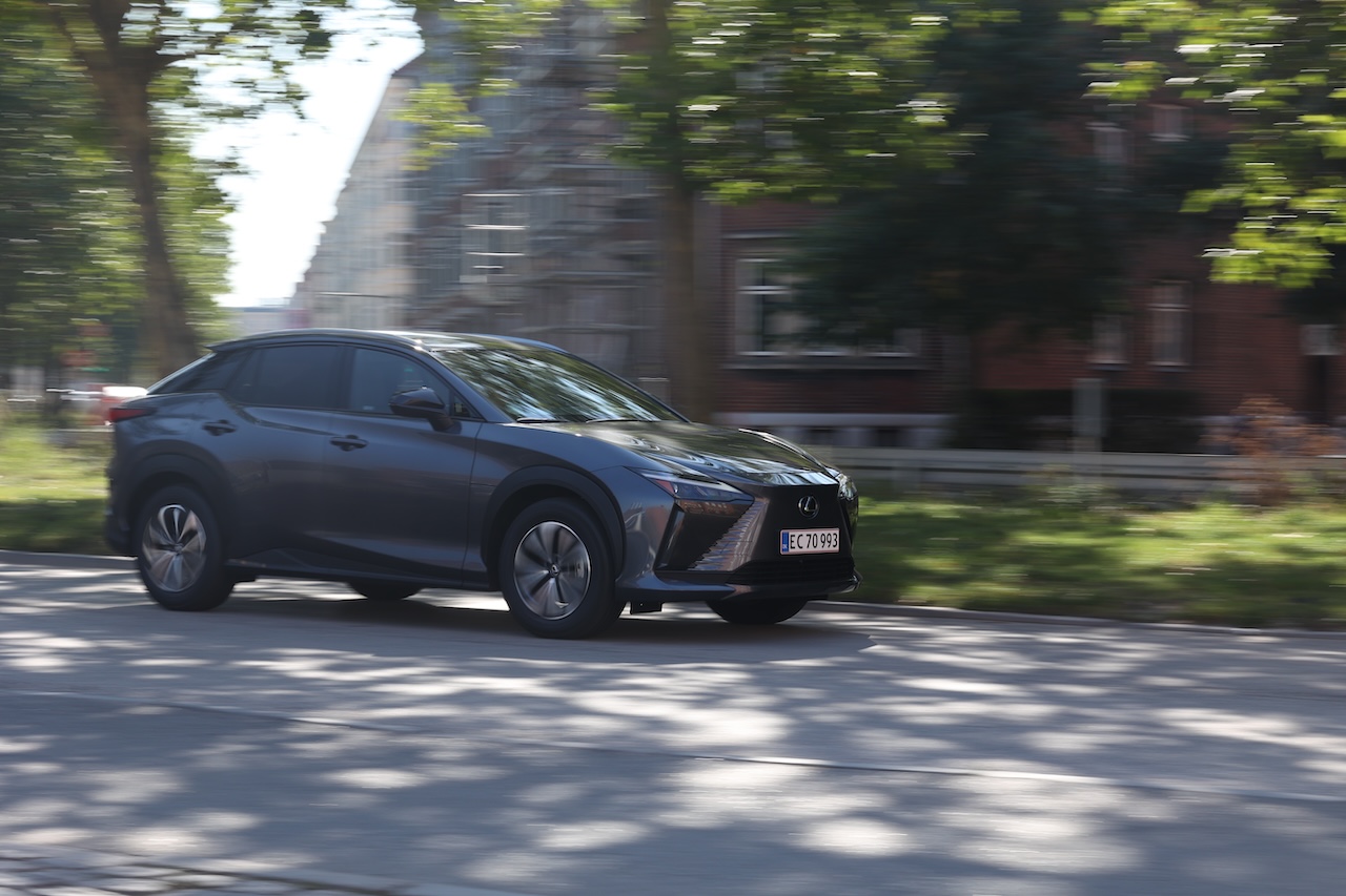 Lexus RZ 300e: Test, rækkevidde & pris | bilmagasinet.dk