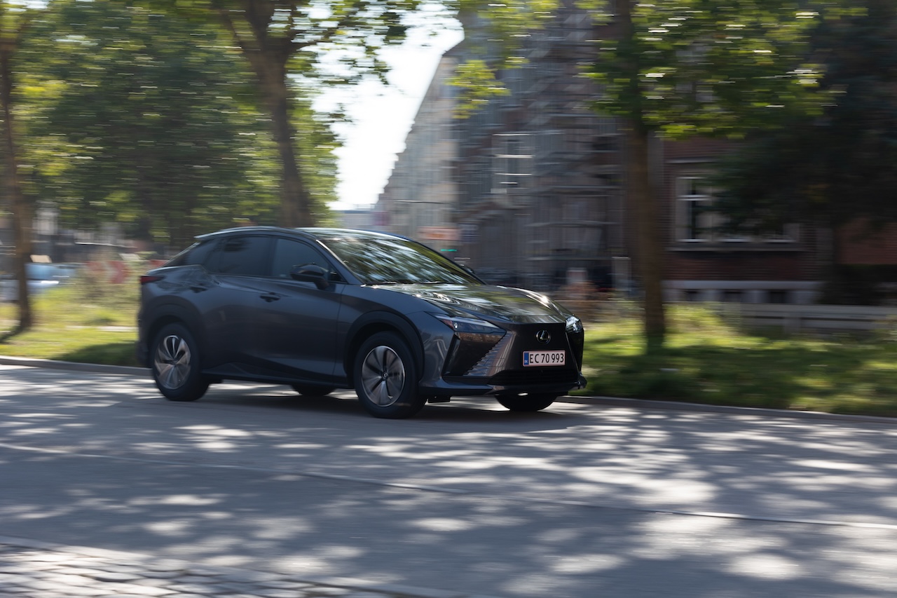 Lexus RZ 300e: Test, rækkevidde & pris | bilmagasinet.dk