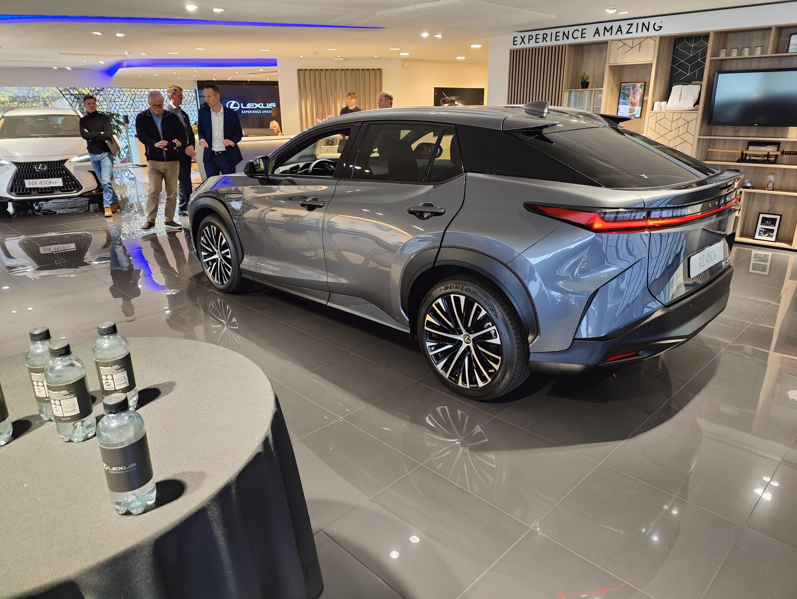 Lexus RZ450e eller RZ300e - priser & anmeldelse (2024) | bilmagasinet.dk