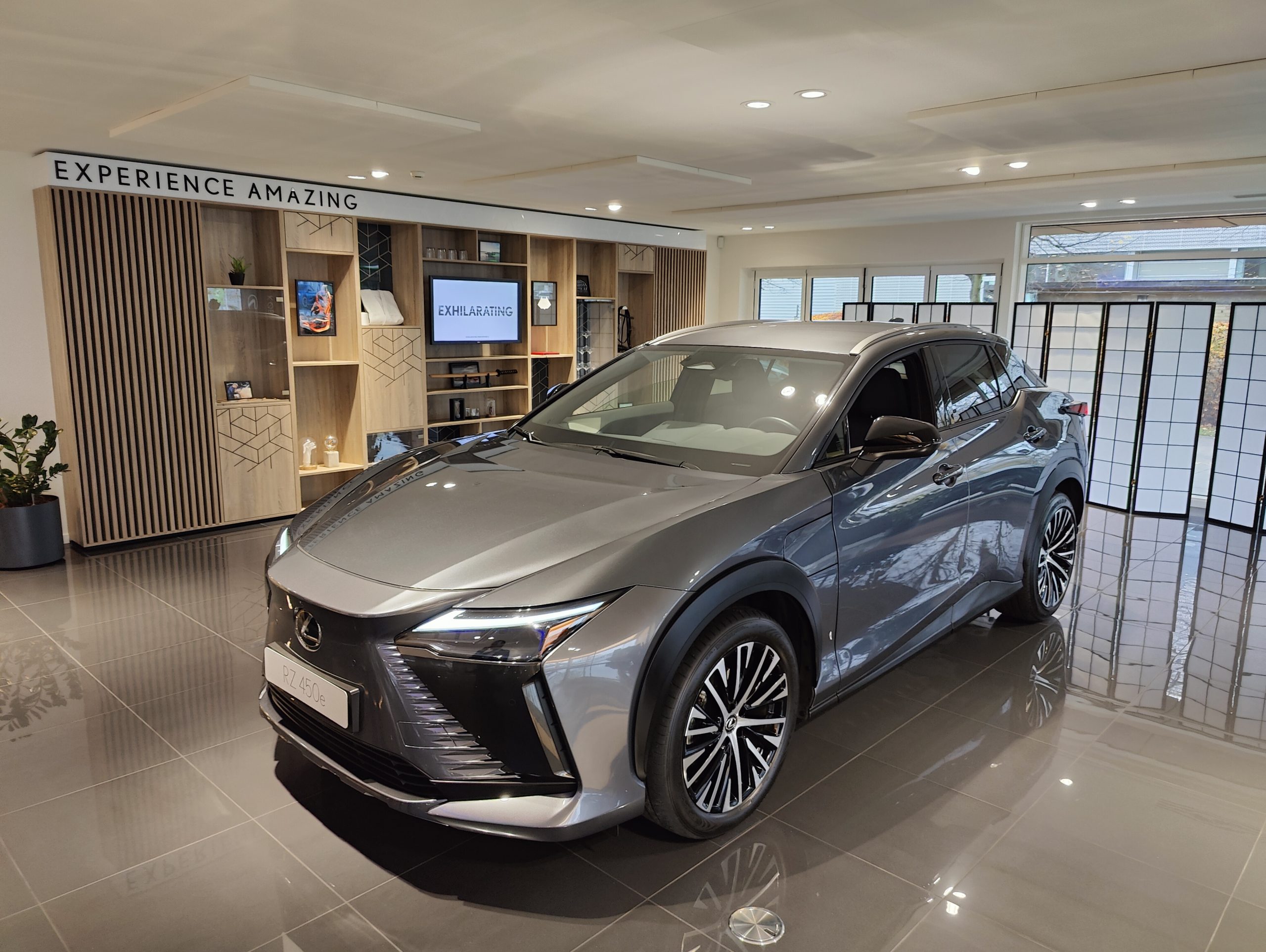 Lexus RZ450e eller RZ300e - priser & anmeldelse (2024) | bilmagasinet.dk