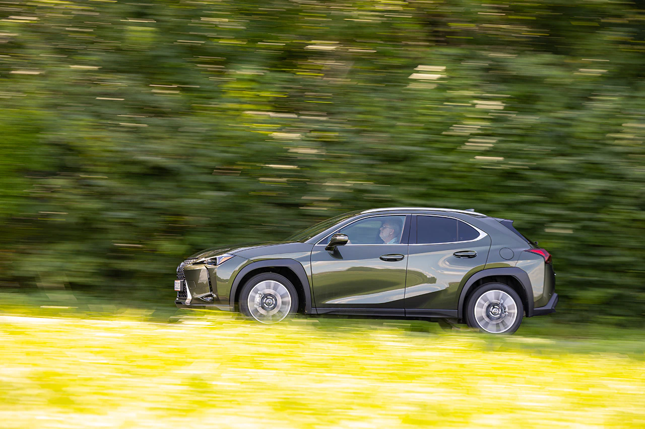 Test af Lexus UX 300h (2024): Luksuriøs flyder med enkelte irritationer ...