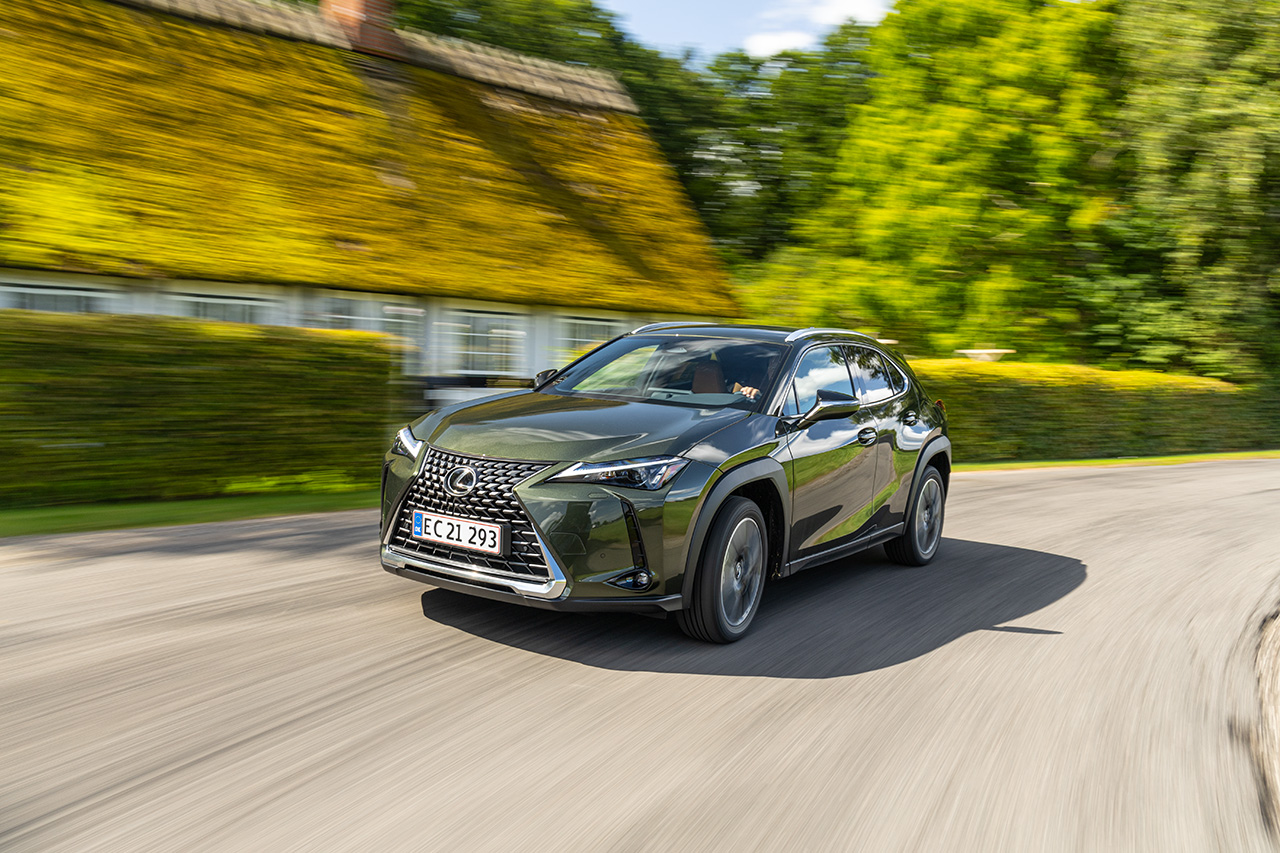 Test af Lexus UX 300h (2024): Luksuriøs flyder med enkelte irritationer ...