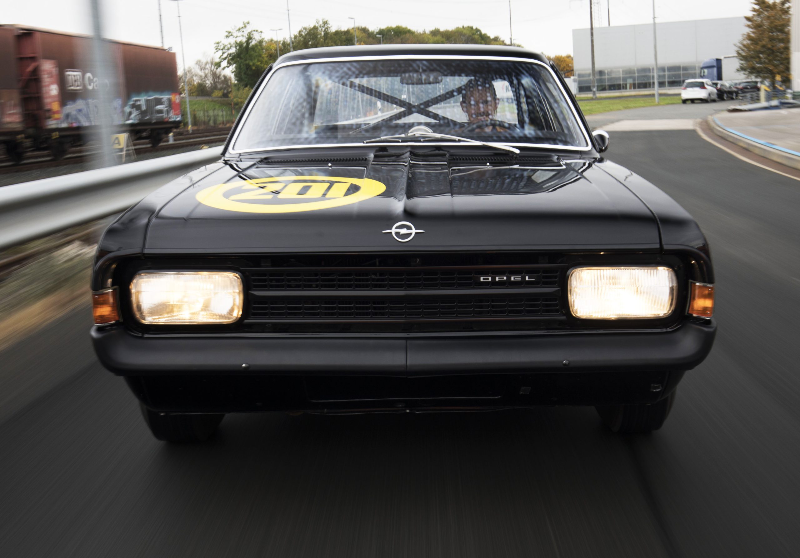 "Den sorte enke" er Opel's giftige familieracerbil | bilmagasinet.dk