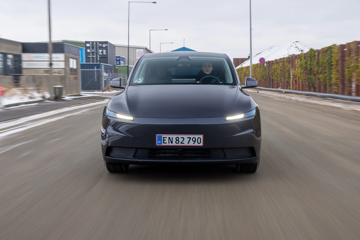 Model Y Standard test: Latterligt meget bil for pengene | bilmagasinet.dk