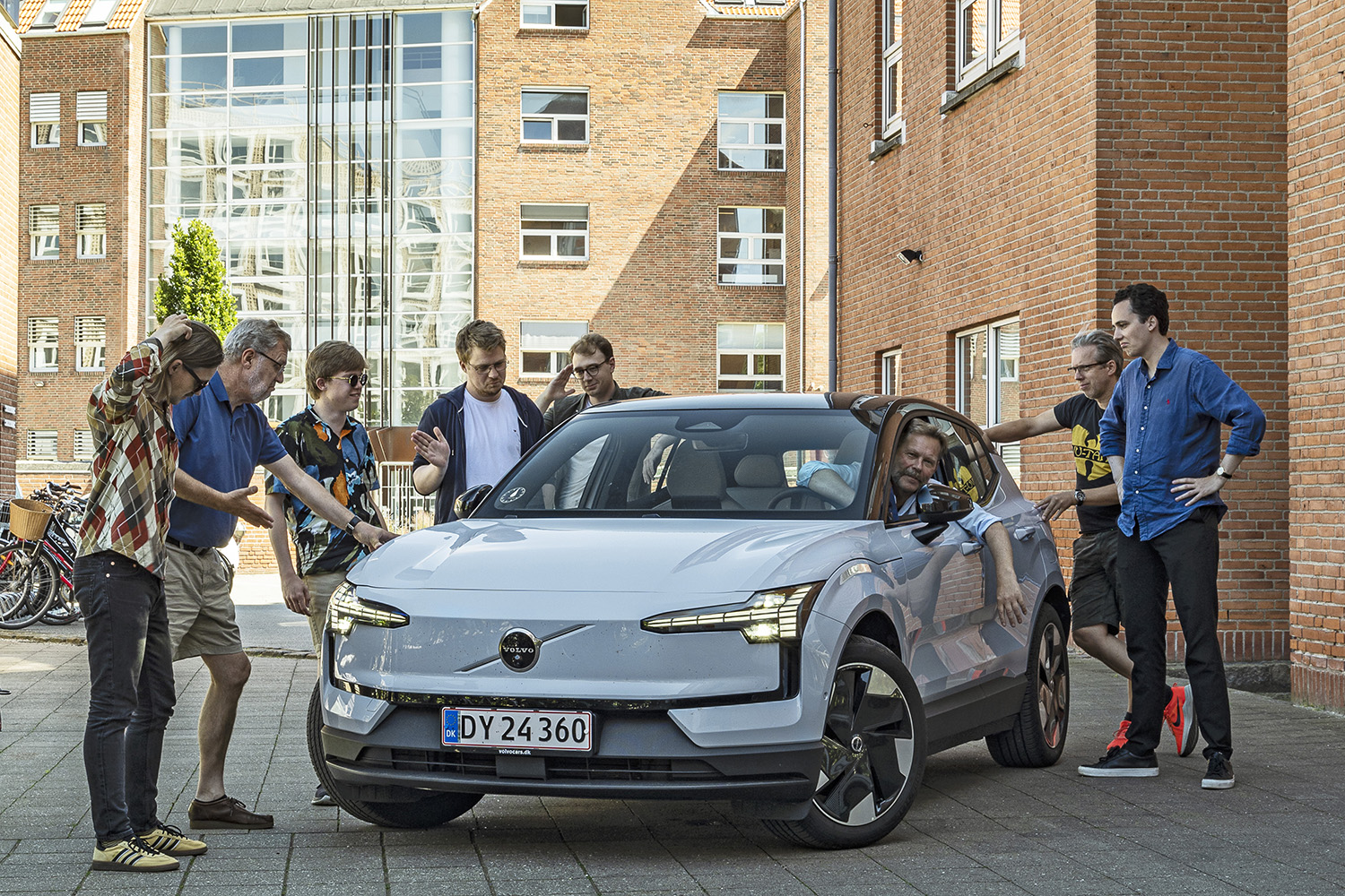 BMW i5 test: En lækker luksus-elbil til en fornuftig pris | bilmagasinet.dk