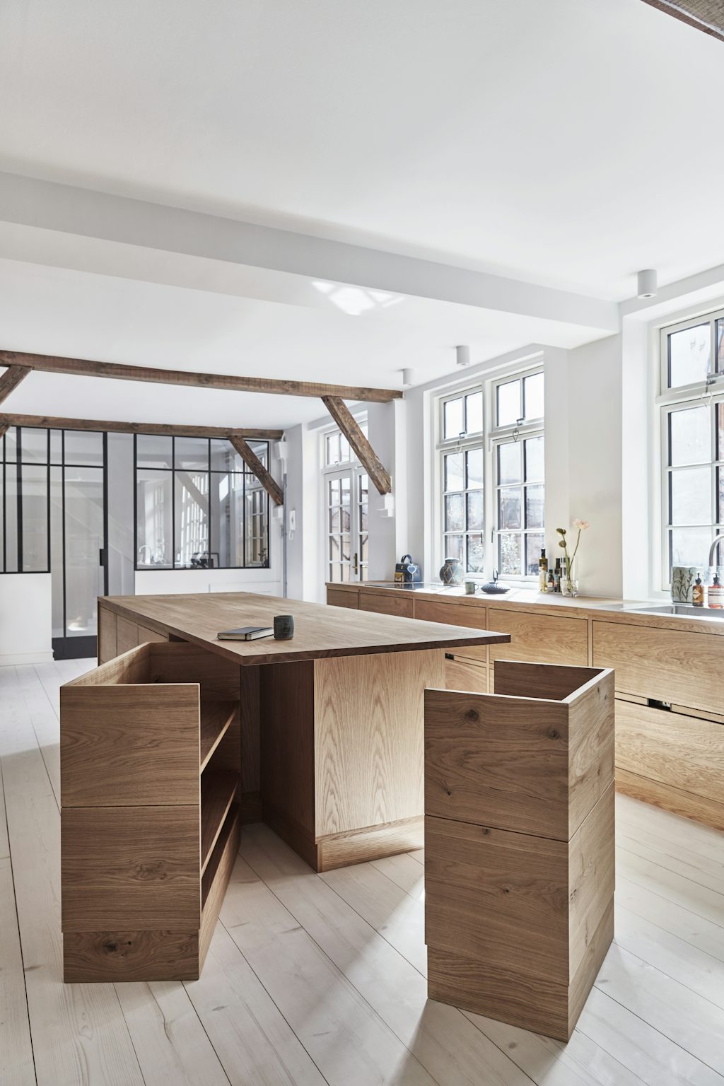 Se Lukas Grahams smukke og bæredygtige køkken | bobedre.dk