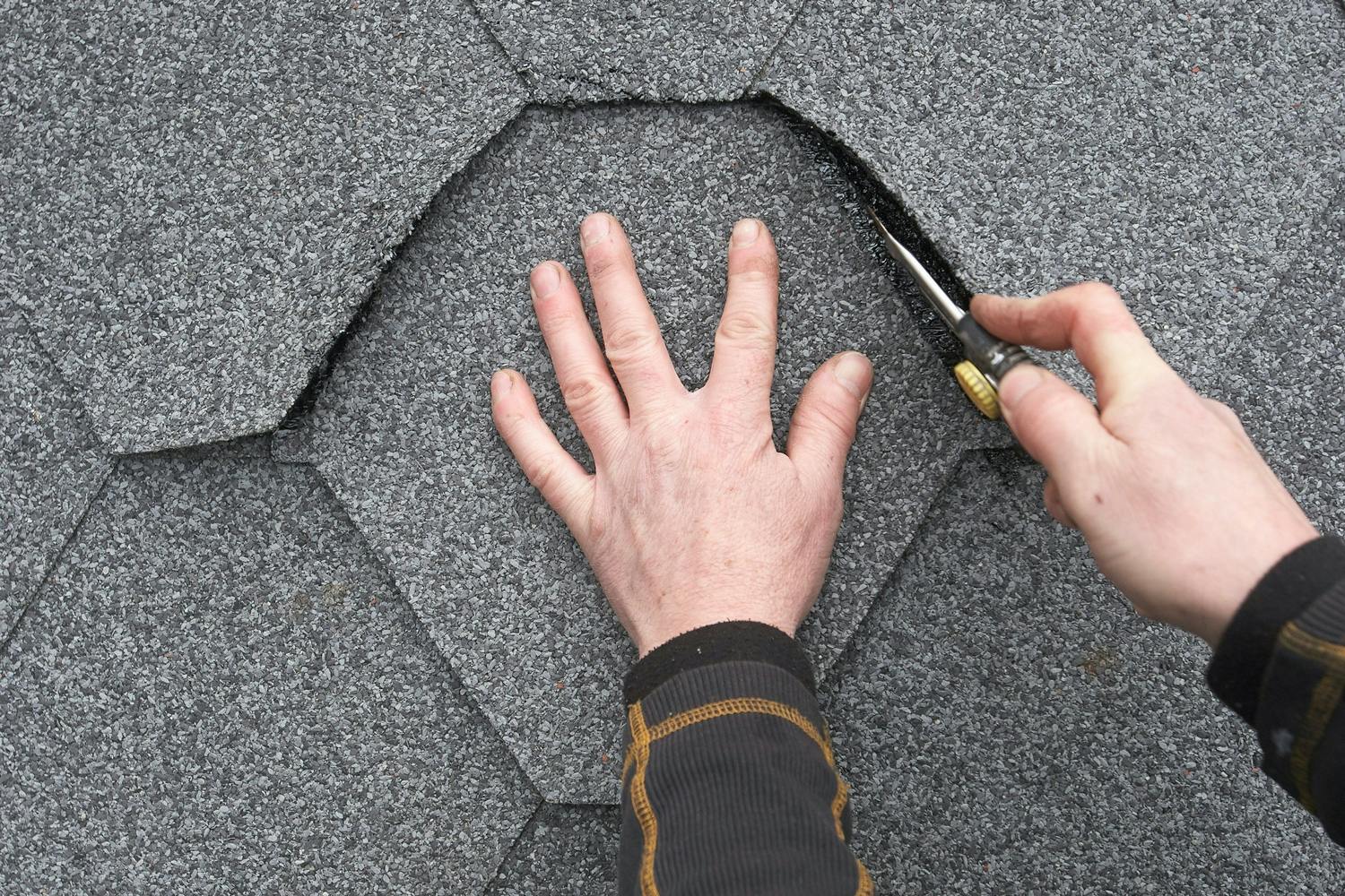 Sådan lapper du shinglestaget | goerdetselv.dk