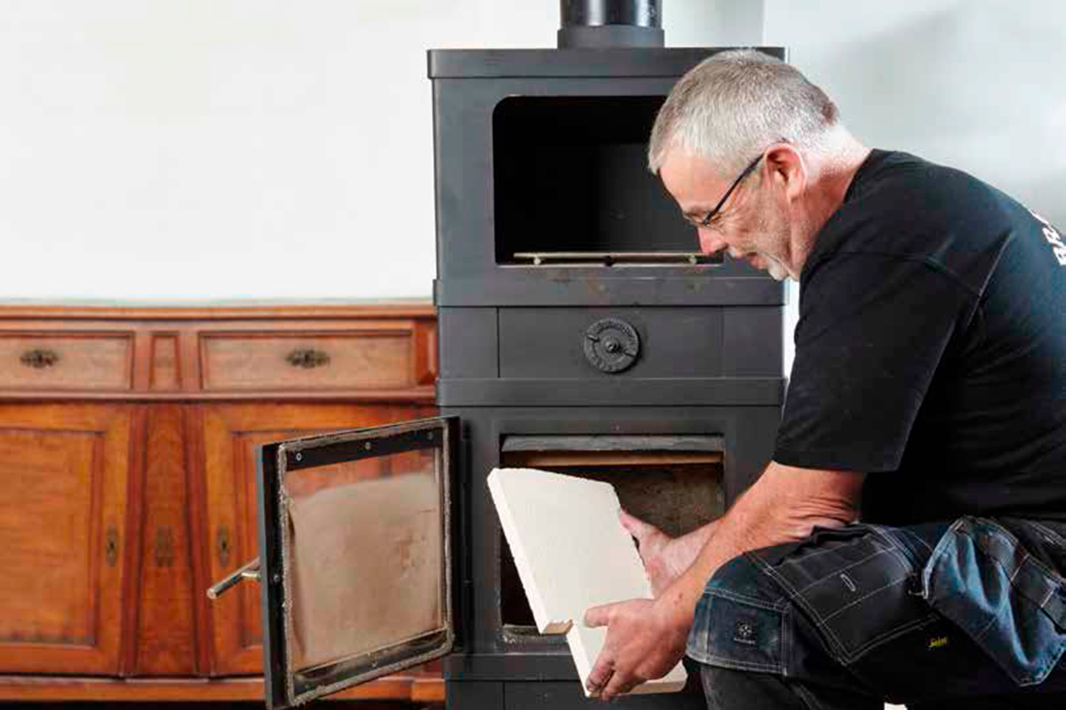 Slik skifter du steinplater i vedovnen | gjoerdetselv.com