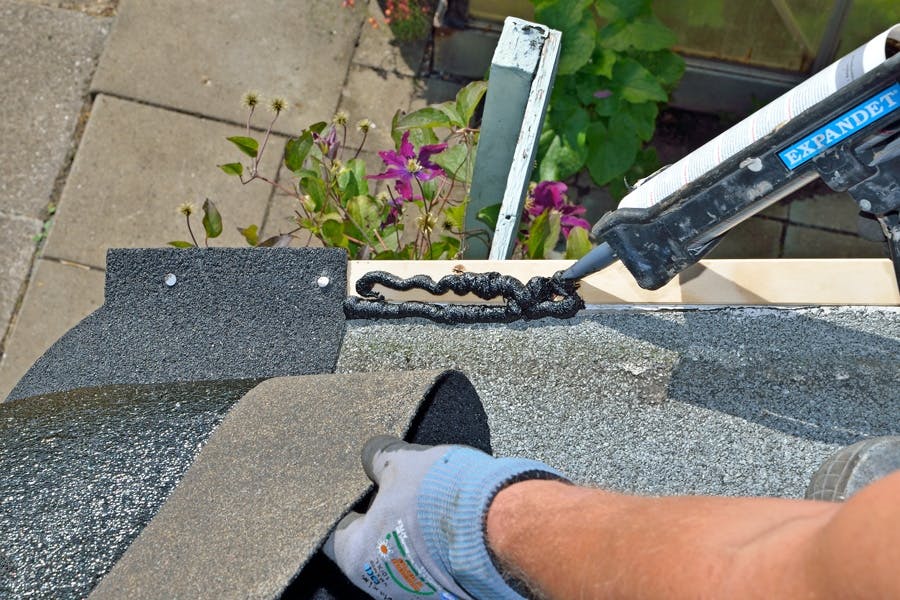 Tagpap shingles: Sådan lægger du tagpap shingles | goerdetselv.dk