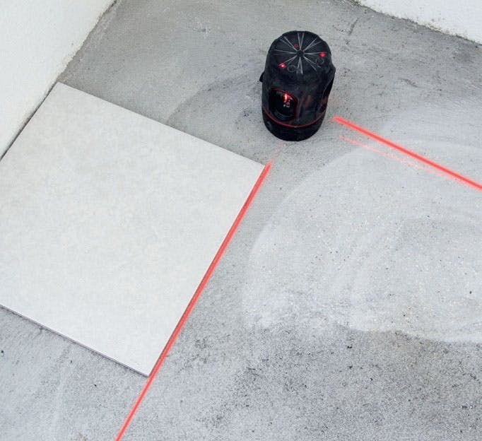 Læg et flise-gulv på badeværelset på to dage | goerdetselv.dk