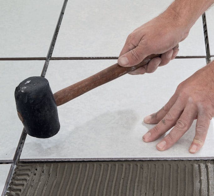 Læg et flise-gulv på badeværelset på to dage | goerdetselv.dk