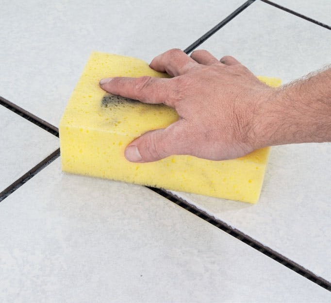 Læg et flise-gulv på badeværelset på to dage | goerdetselv.dk