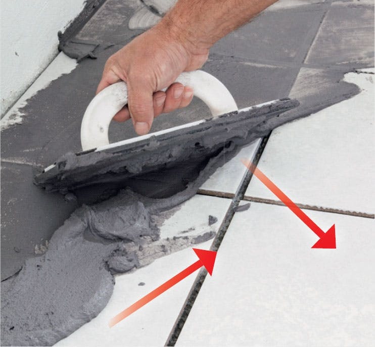 Læg et flise-gulv på badeværelset på to dage | goerdetselv.dk