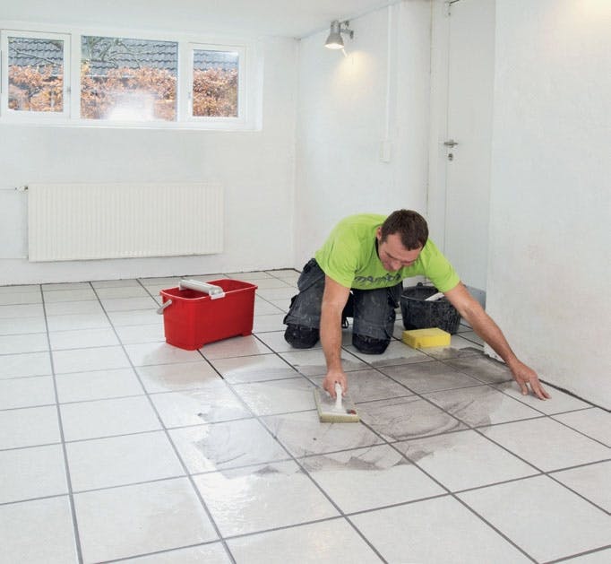 Læg et flise-gulv på badeværelset på to dage | goerdetselv.dk