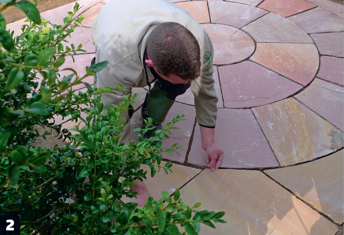Så nemt laver du en rund terrasse | goerdetselv.dk