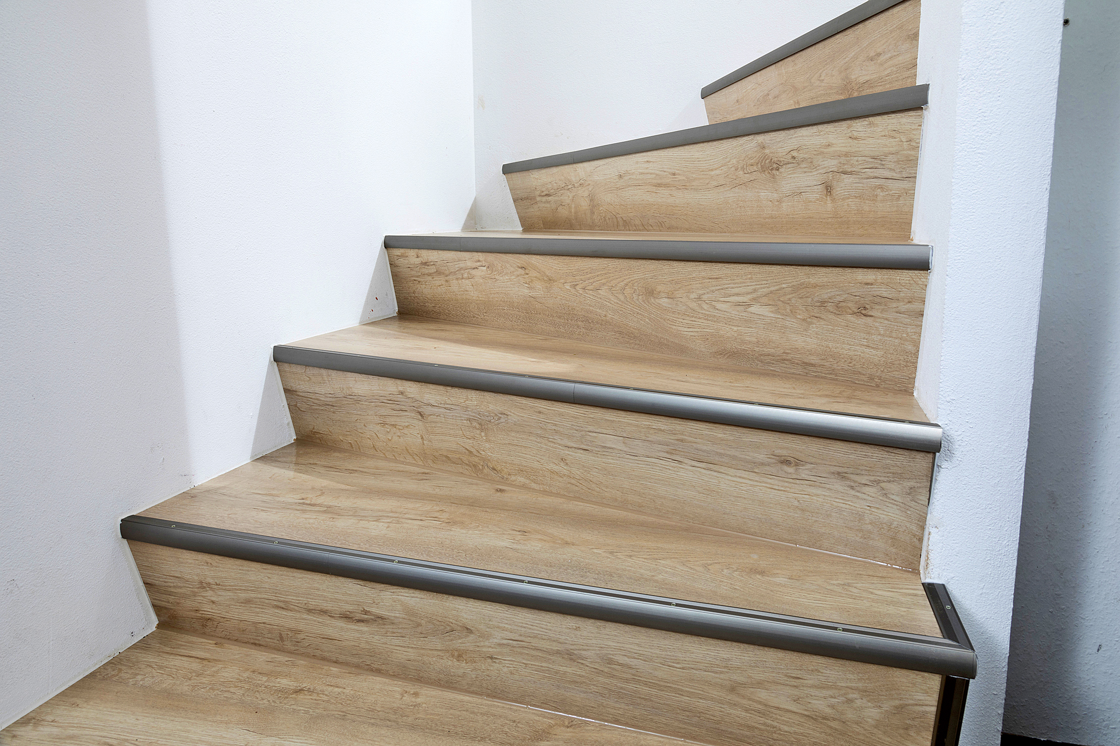 Innvendig trapp – bygg en trapp innendørs selv | gjoerdetselv.com