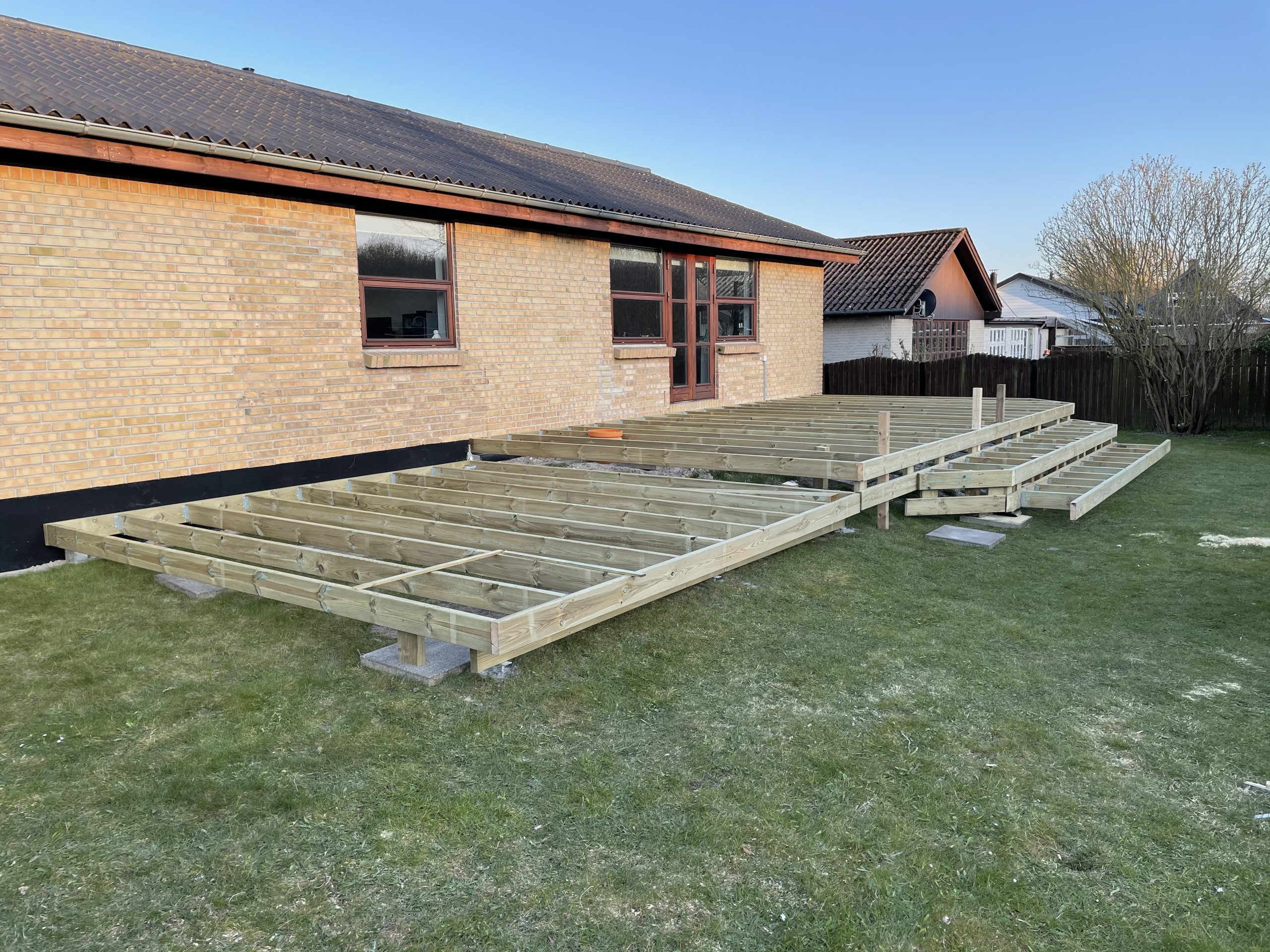 Træterrasser - billeder, ideer og inspiration | goerdetselv.dk