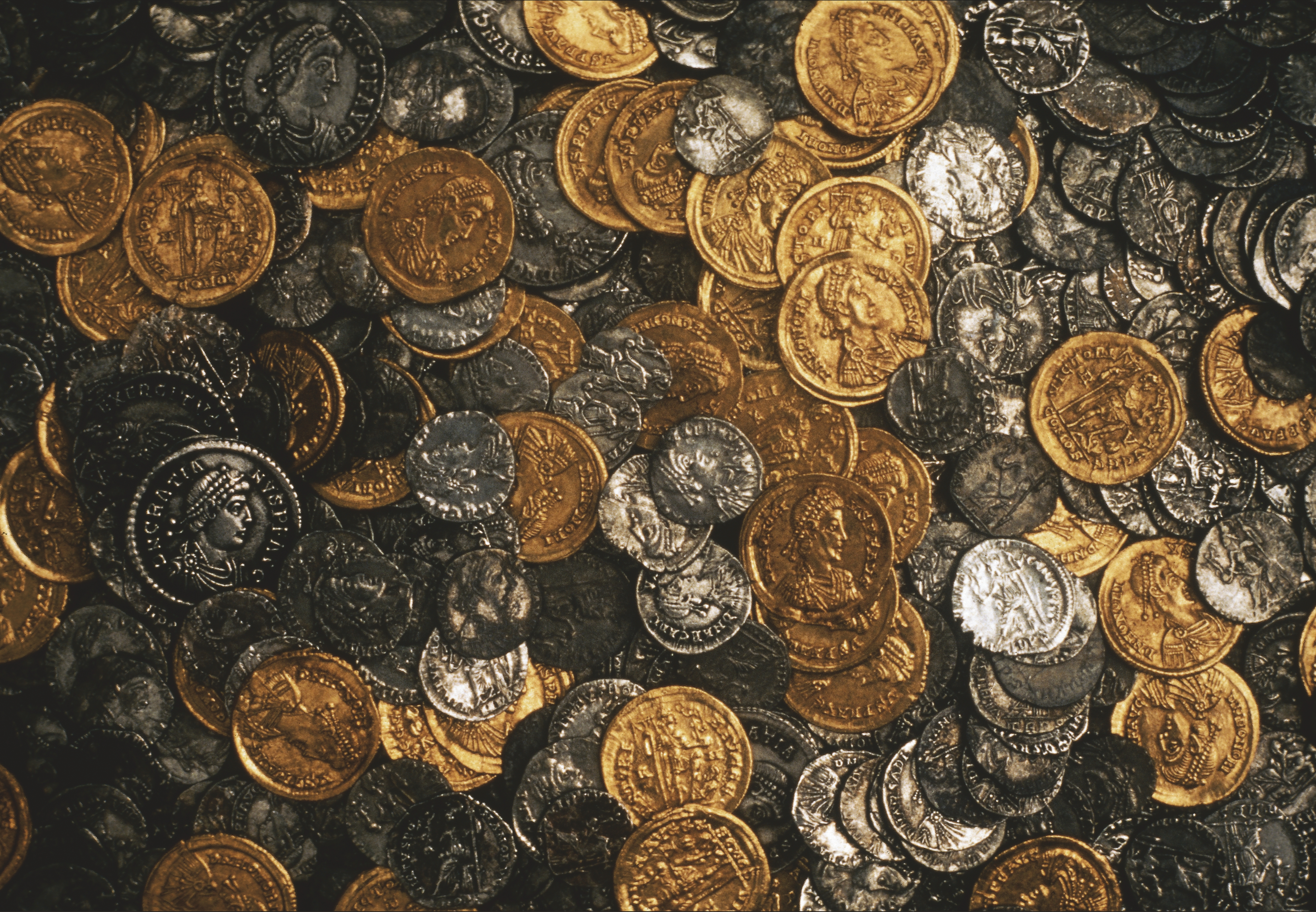 Pengenes historie: Fra konkylieskaller til euroen | Historienet.dk