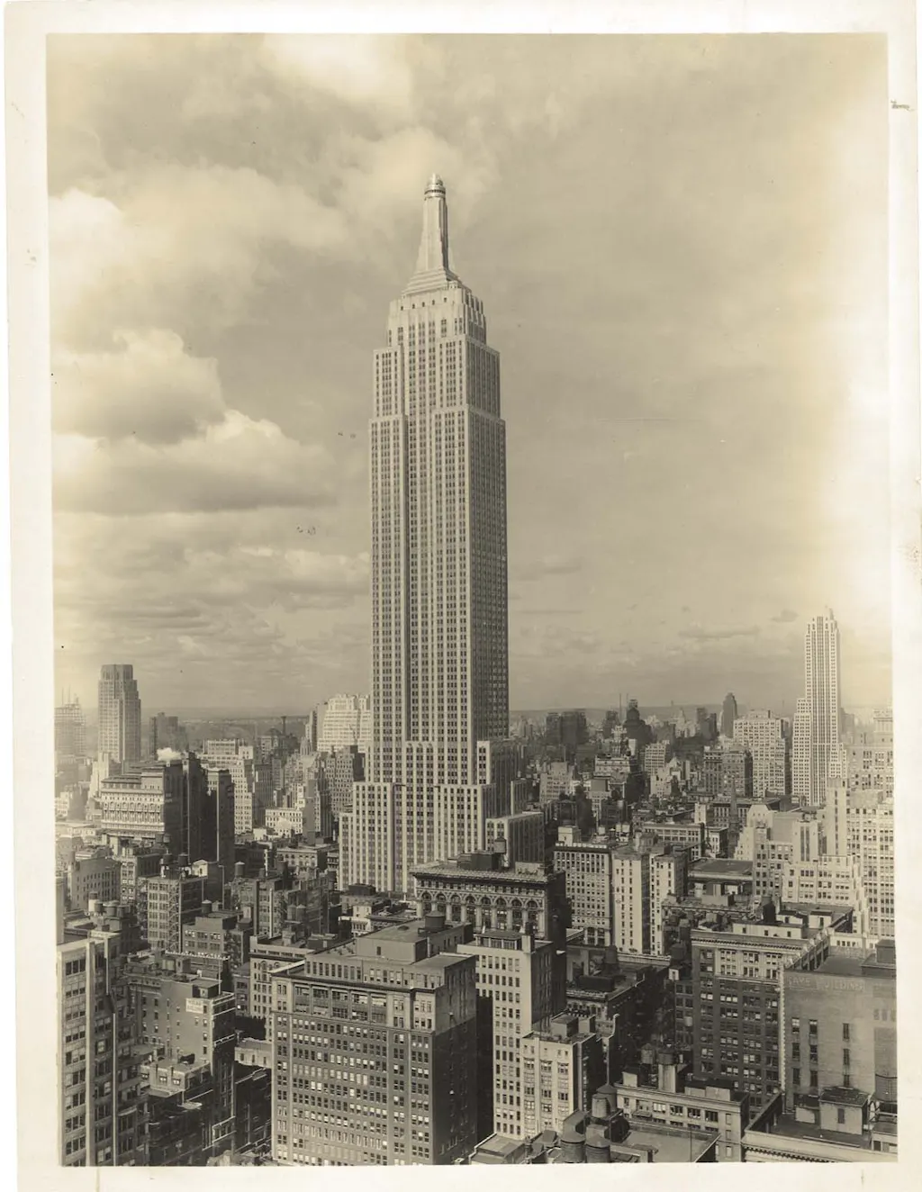 Empire State Building Spitze Giant Dragon Inflatable Spotted On Empire