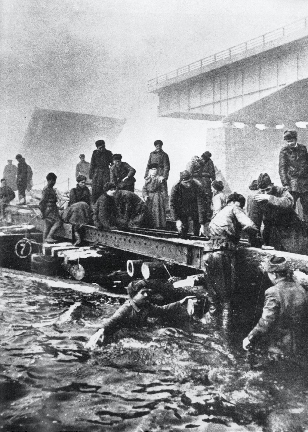 Woedende Adolf Hitler geeft zich gewonnen | Historianet.nl