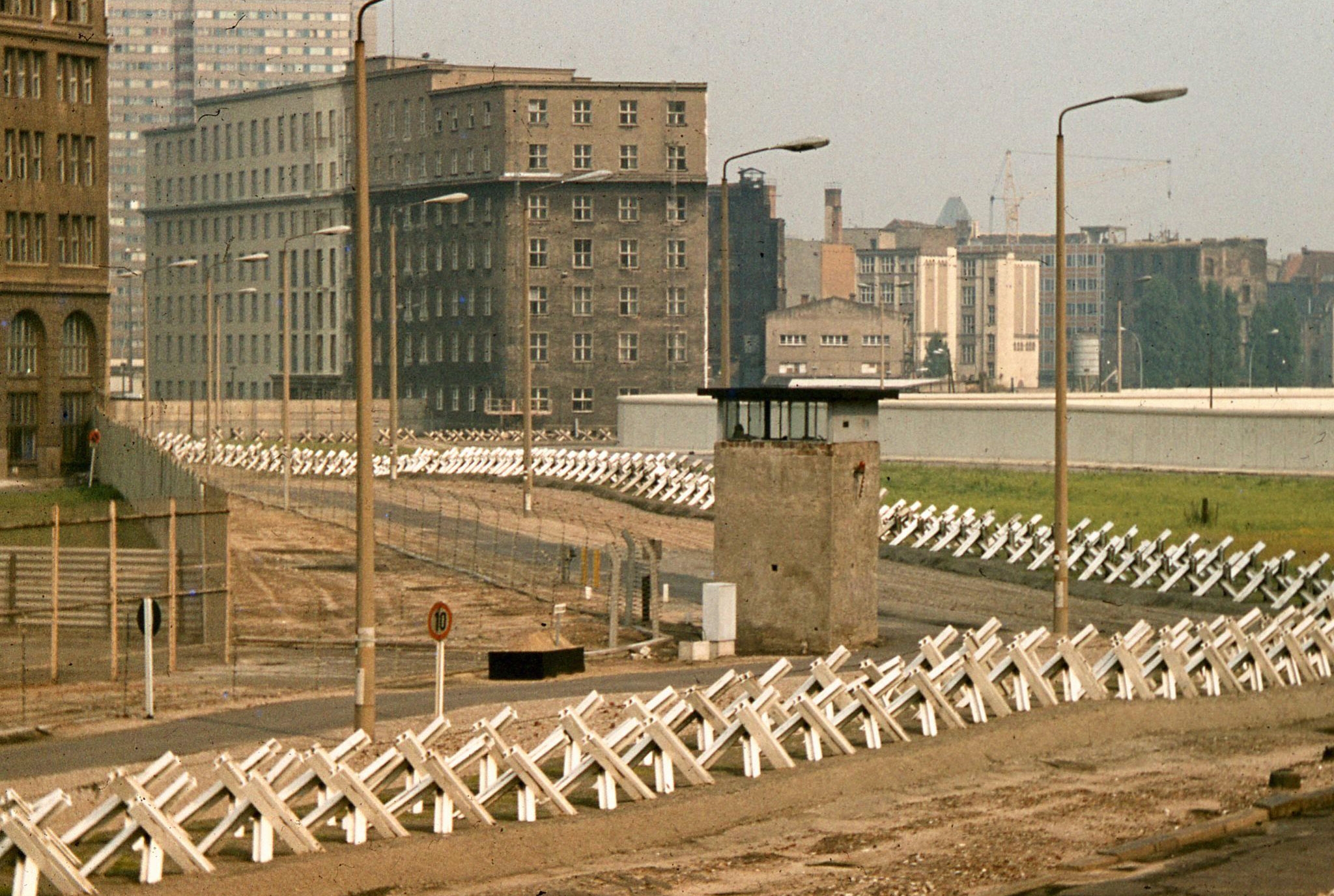 Berlijnse Muur: Lees alles over de Muur en de val ervan | historianet.nl
