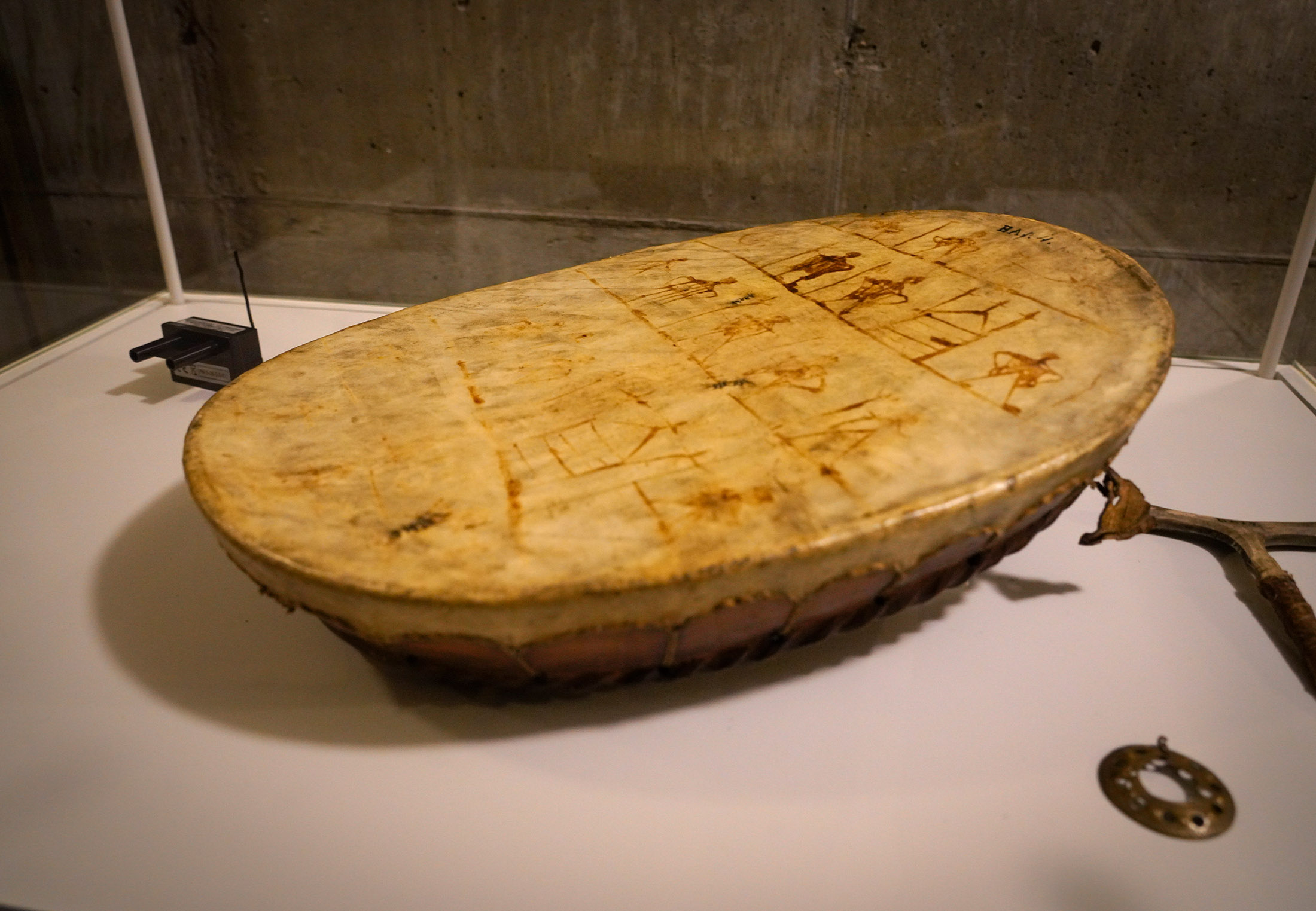 Saamelaisten noitarumpu palaa kotiin | Historianet.fi