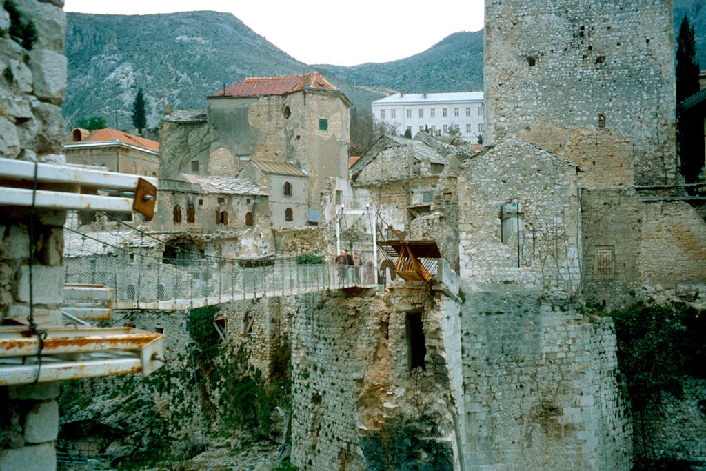 Berømt bro i Mostar blev skudt i grus | Historienet.dk