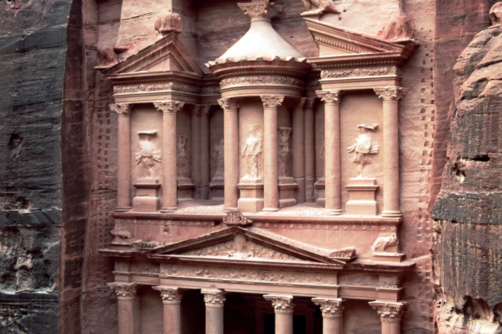 Petra: Het verhaal achter de oude stad in Jordanië | historianet.nl