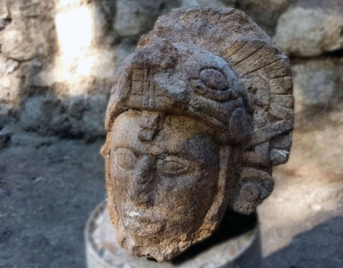 Zeldzaam beeld van Maya-slangenkrijger gevonden in Mexico | historianet.nl