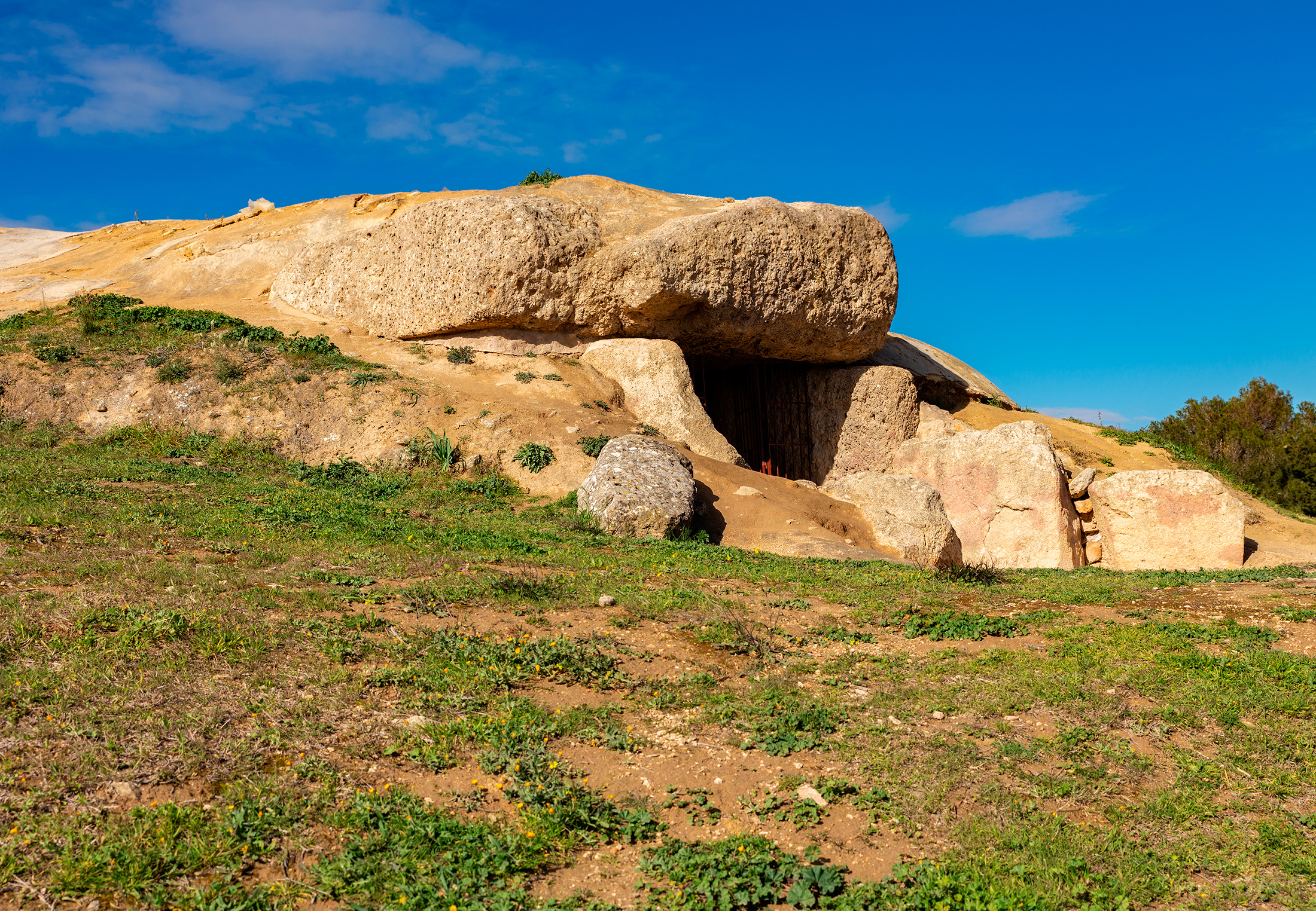 Slik bygget steinalderfolk den enorme Menga-dyssen | historienet.no