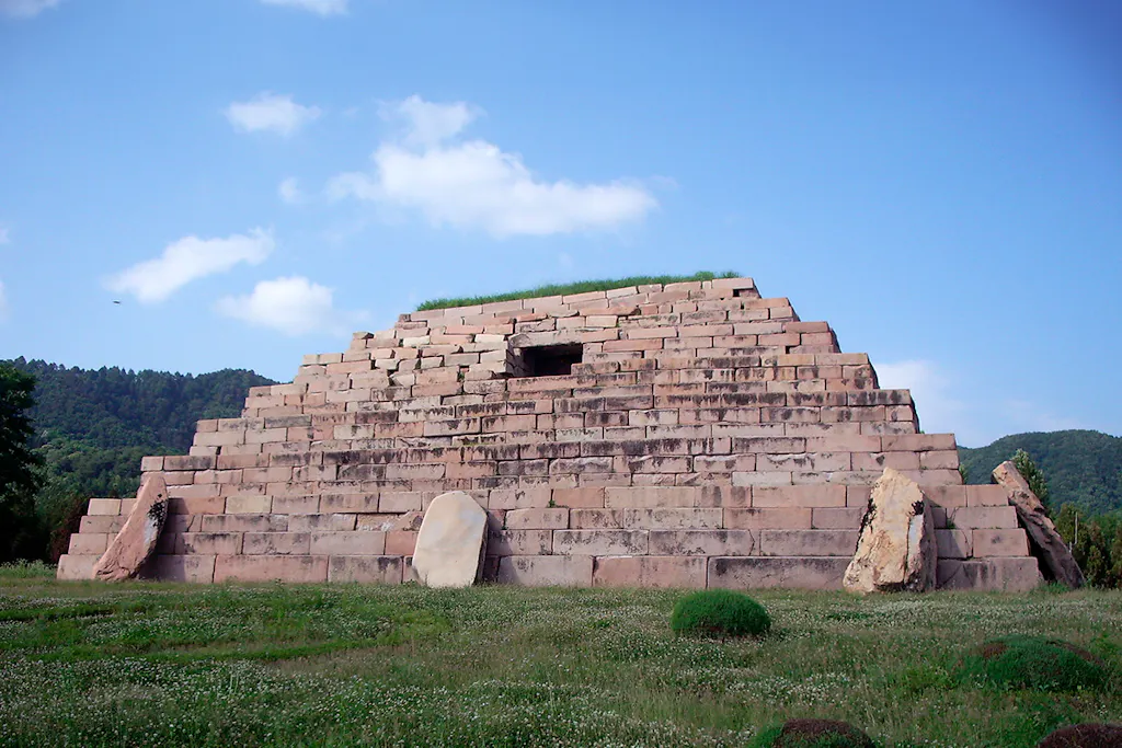 Pyramidien historia Egyptistä asteekkeihin | historianet.fi