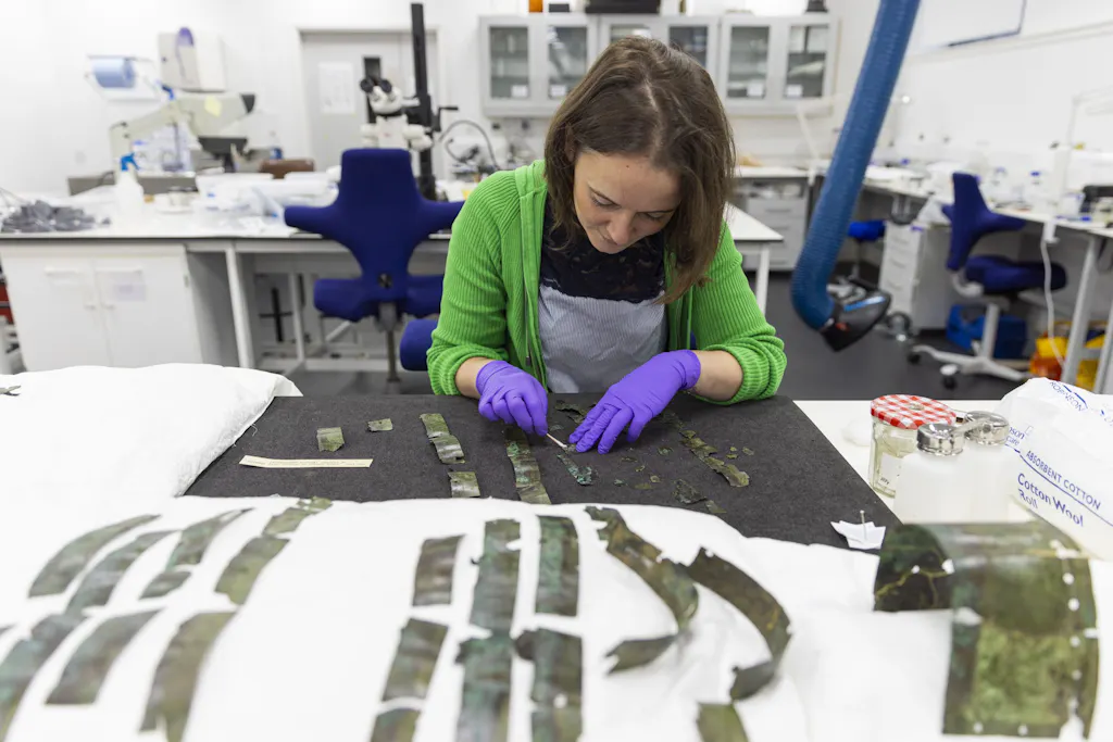 Romeinse armbeschermer in 100 stukken gebroken – en nu gereconstrueerd ...
