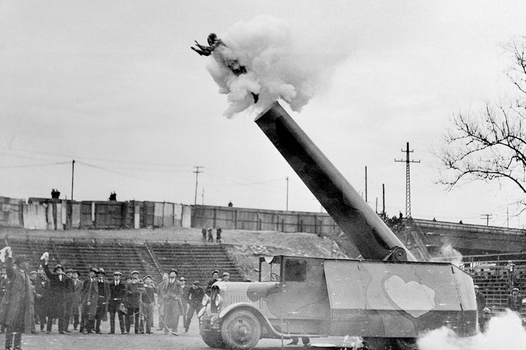 Våghalsiga kanondrottningar flög genom luften | varldenshistoria.se