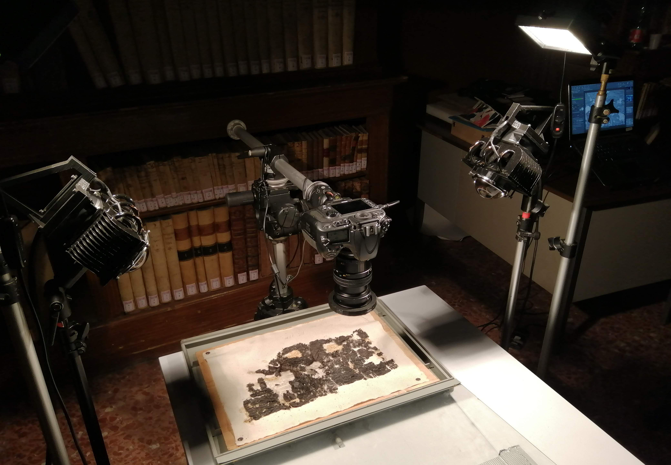 Verkoolde papyrus verraadt waar Plato begraven is | historianet.nl