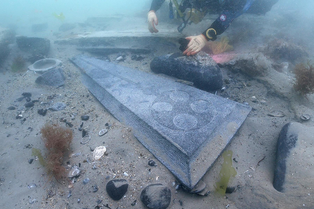 Gravplattor hämtas upp ur skeppsvrak från Henrik III:s tid ...