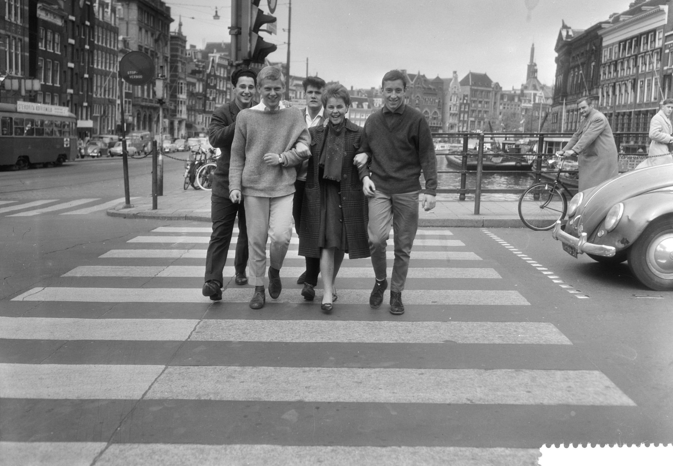 Waarom hebben oversteekplaatsen witte strepen? | historianet.nl