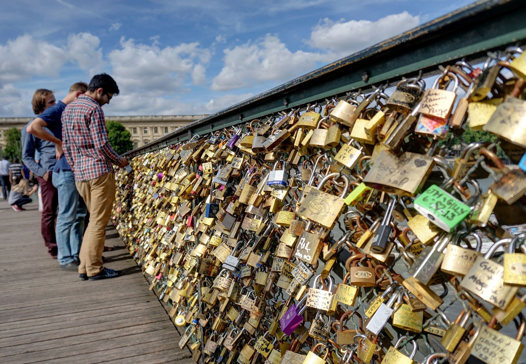 Hvorfor sætter forelskede par hængelåse på broer? | historienet.dk