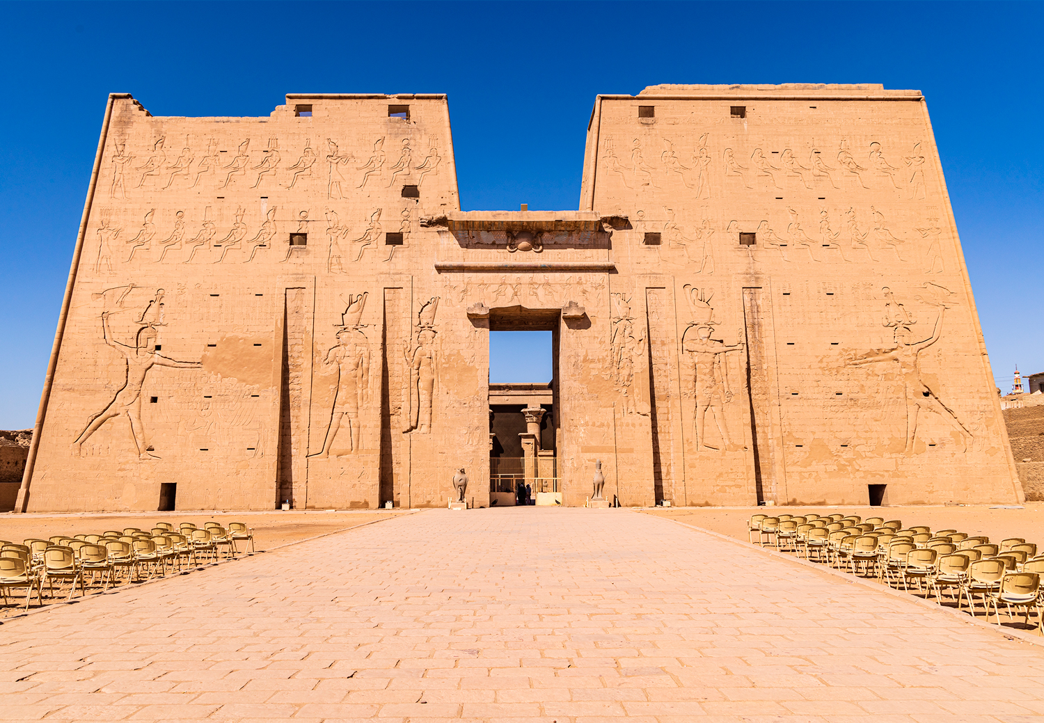 Katso kuvat: Edfun Horus-temppeli saa värinsä takaisin | historianet.fi