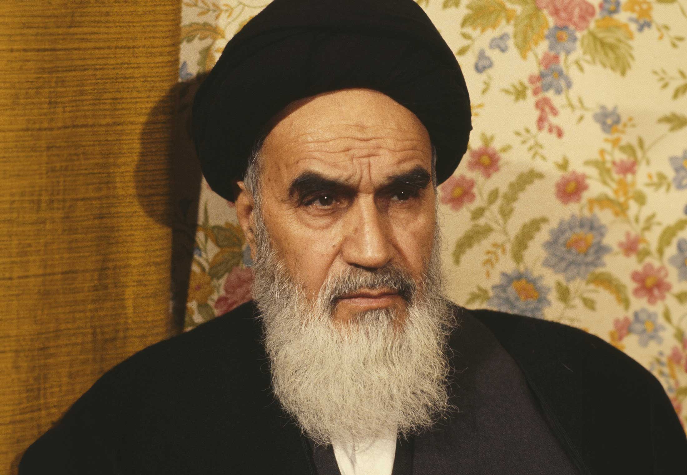 Ayatollah Ruhollah Khomeini haatte de sjah | historianet.nl
