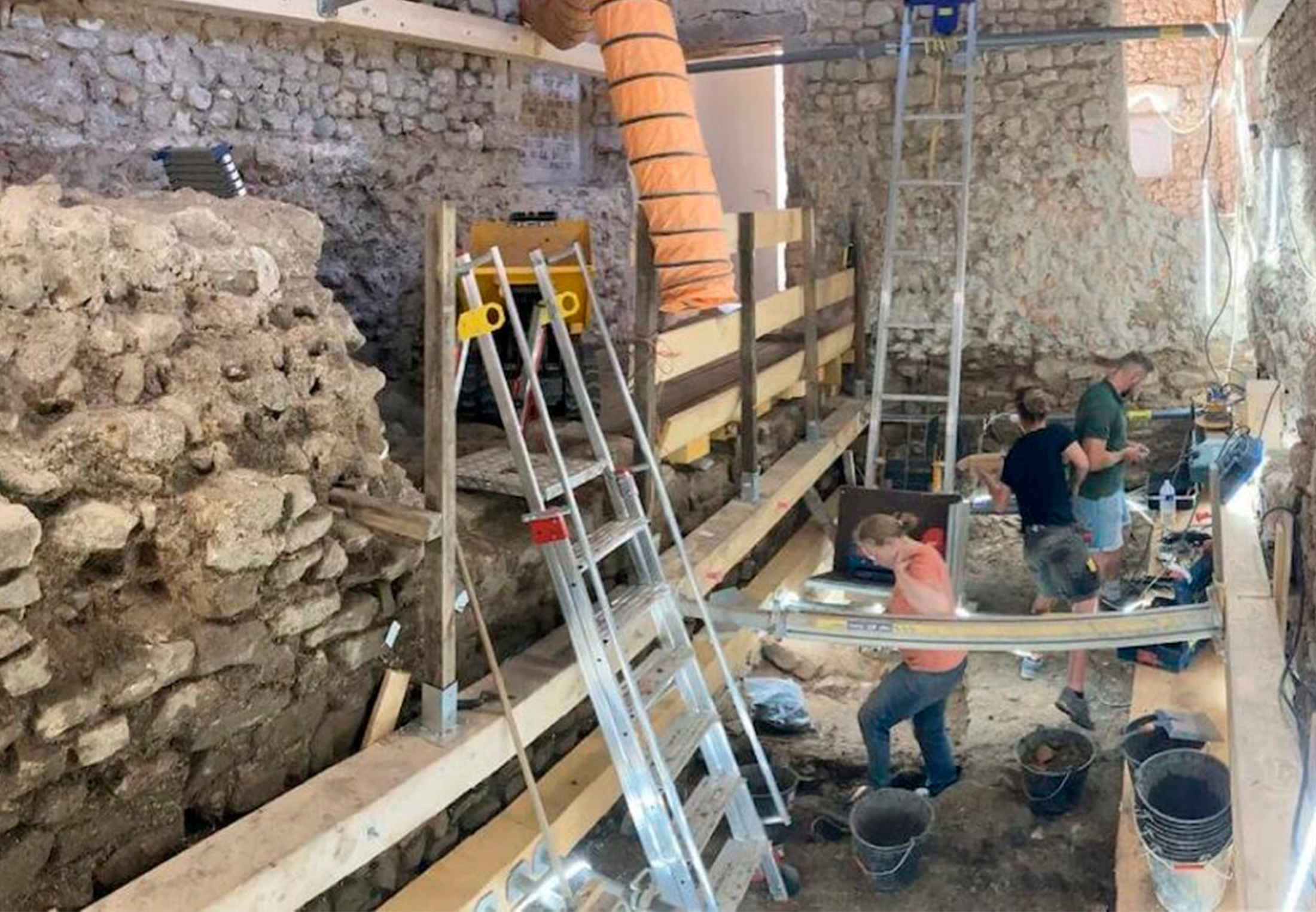 Archeologen vinden grote Romeinse muur 6 meter onder de grond ...